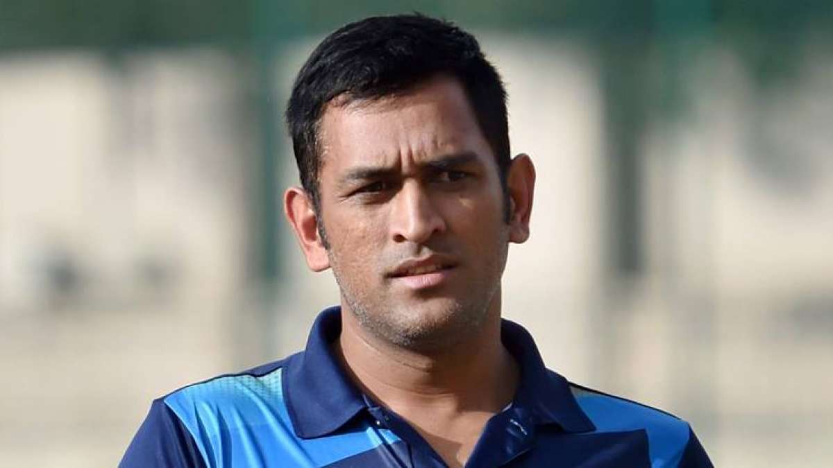 MS Dhoni signs autograph while batting in middle!